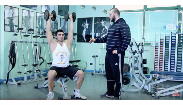 Spinte verticali con manubri: tutorial ed esercizio - Project inVictus