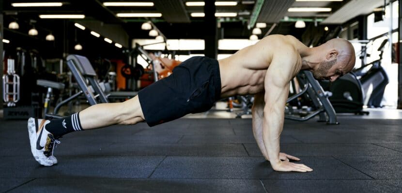 Piegamenti sulle braccia per i pettorali - Project inVictus