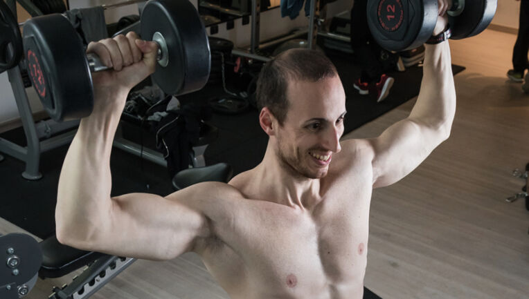 Distensioni con manubri sopra la testa: come farle correttamente ...