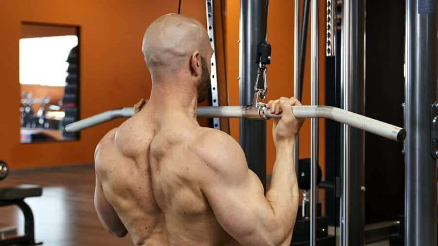 Lat Machine presa inversa: esecuzione e rischi articolari | Project ...