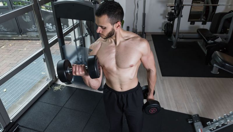 Curl Manubri: esecuzione e varianti - Project inVictus