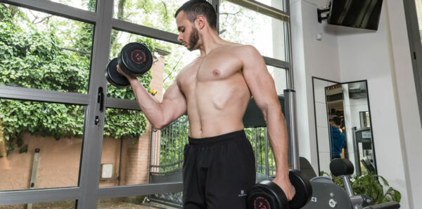 Curl Manubri: esecuzione e varianti - Project inVictus