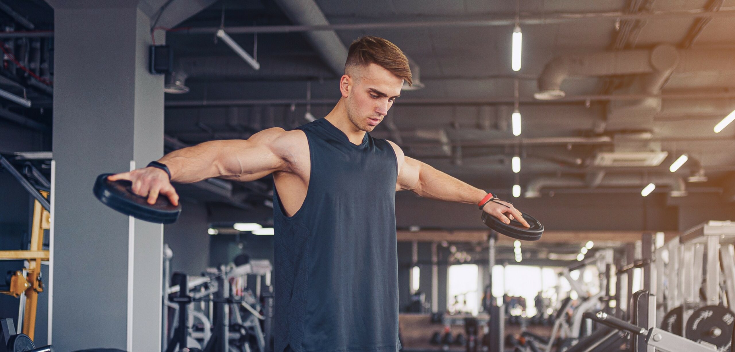 Alzate laterali con manubri: esecuzione e varianti | Project inVictus