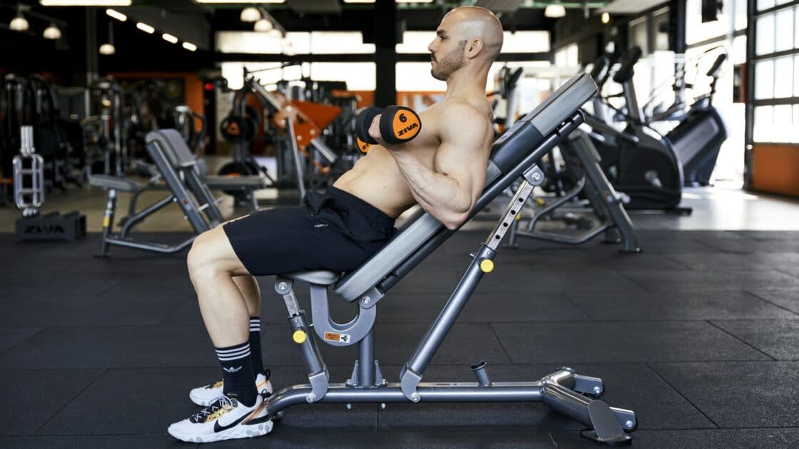 Curl manubri su panca inclinata: tutorial e scheda - Project inVictus