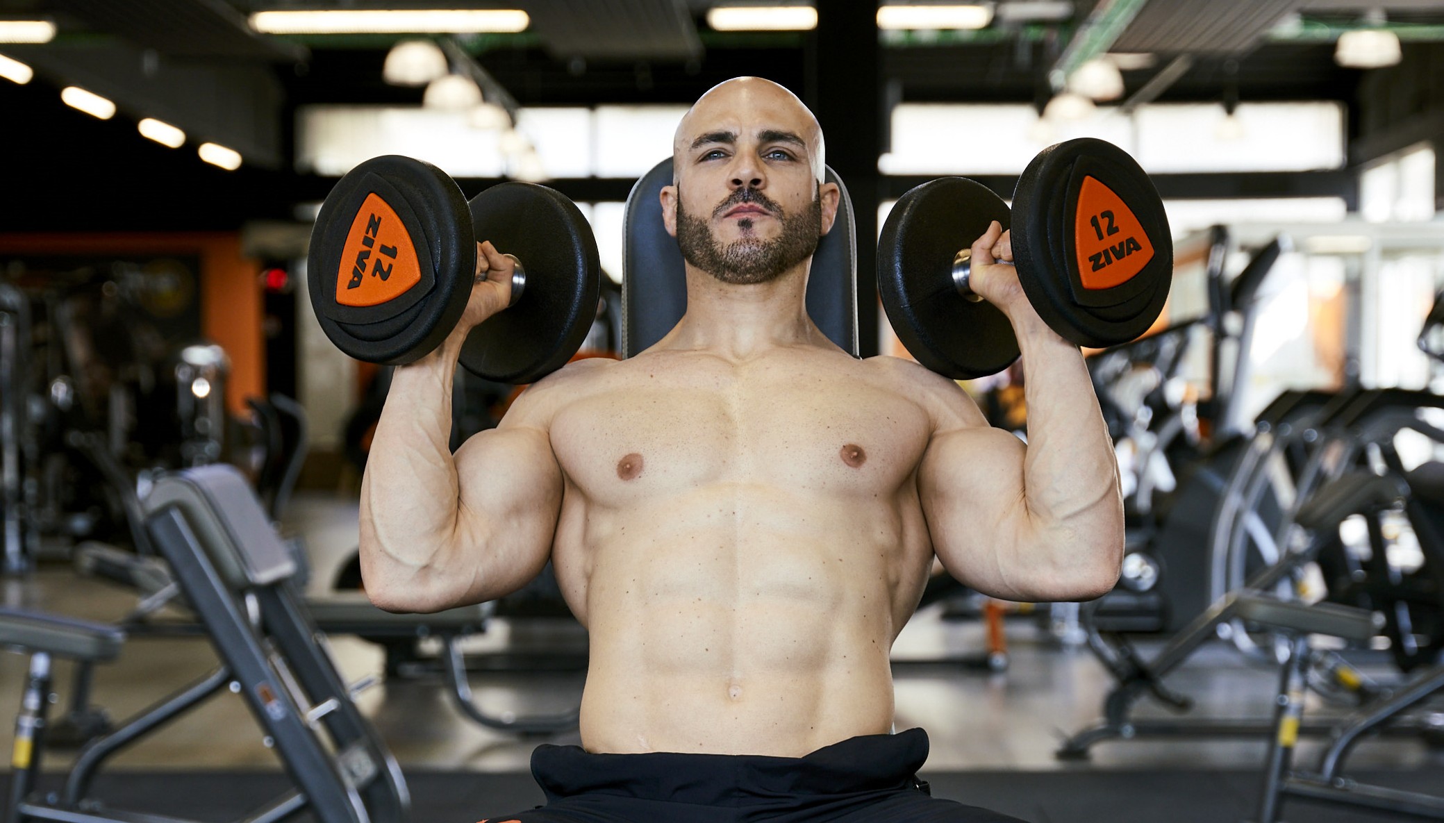 Lento avanti con manubri per le spalle: guida completa - Project inVictus