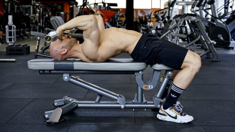 Curl concentrato: esecuzione e allenamento bicipiti - Project inVictus