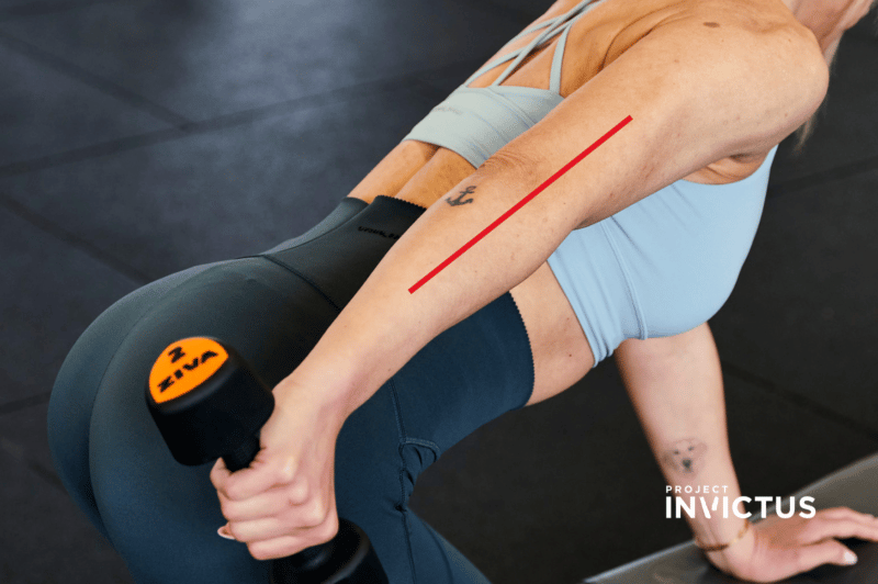 Kick back per i tricipiti: guida completa - Project inVictus