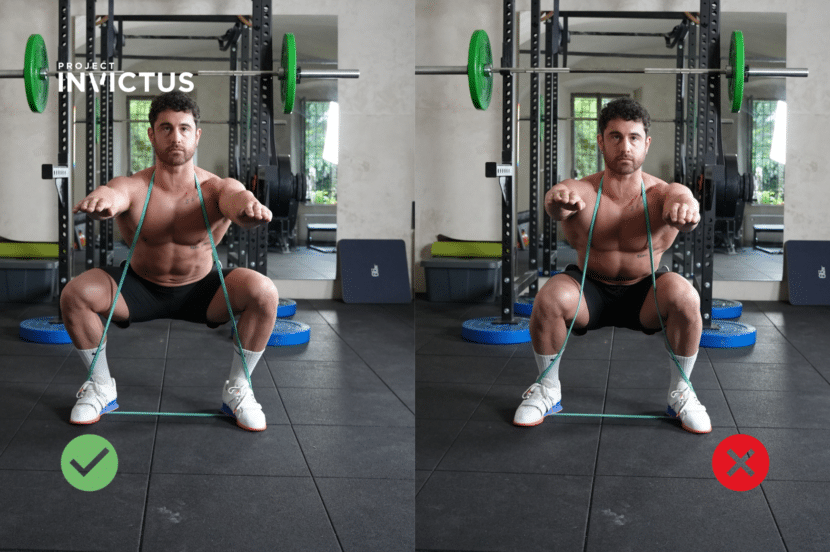 Squat con elastico: come si fa e a cosa serve - Project inVictus